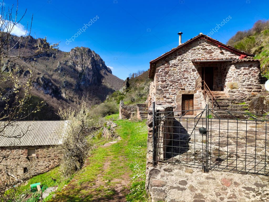 Pueblo de La Llamera, Parque Natural de Somiedo, Reserva de la Biosfera, Asturias, España 2024