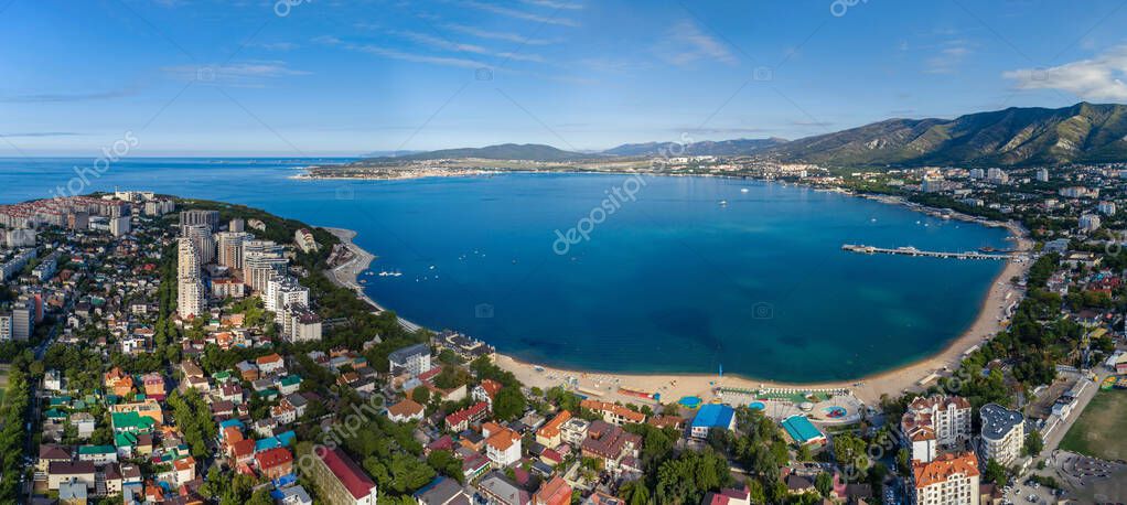 Panorama de Gelendzhik resort desde una altura, el Mar Negro. La bahía ...