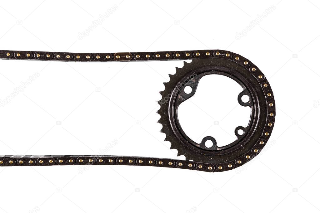 cadena y engranaje del motor automotriz sobre un fondo blanco 2022