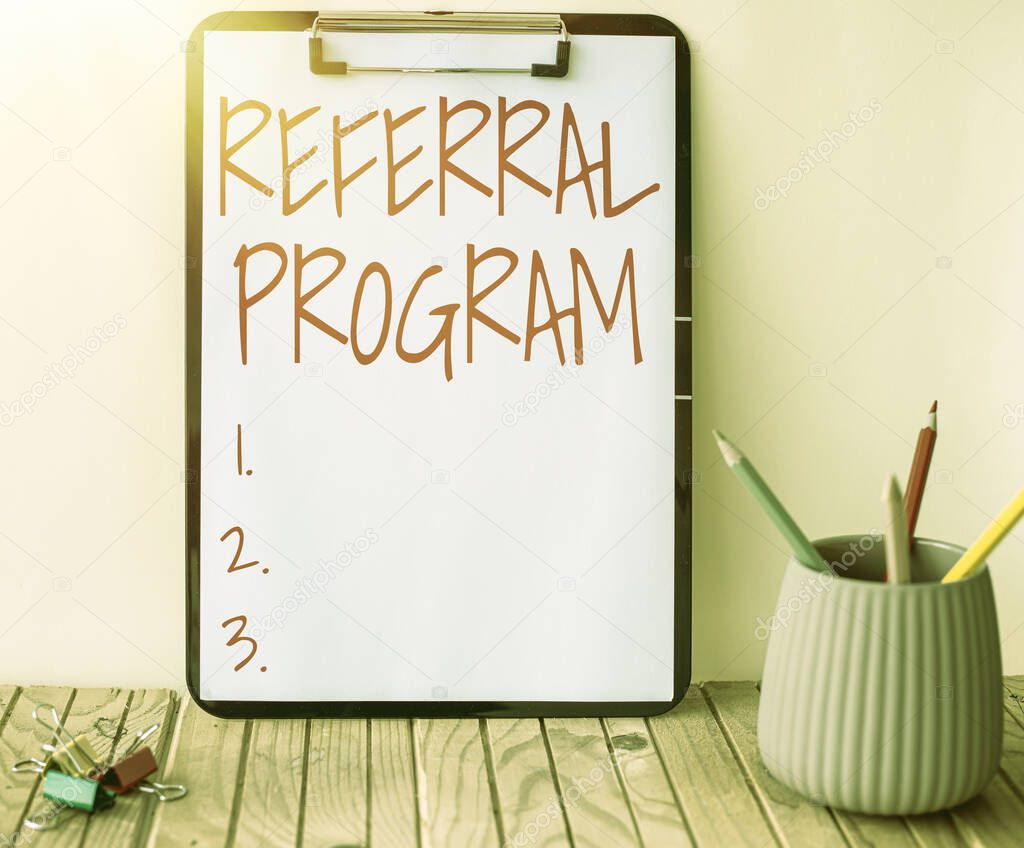 Conceptual caption Referral Program. Palabra escrita en el método interno de reclutamiento ...