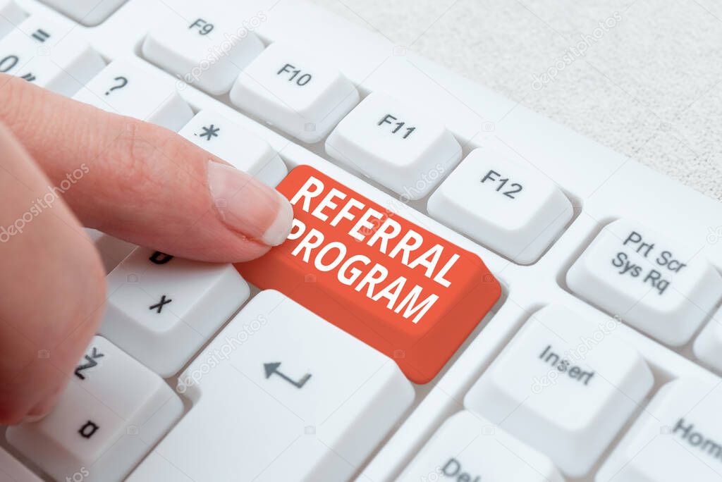 Conceptual caption Referral Program. Método de reclutamiento interno de enfoque empresarial ...