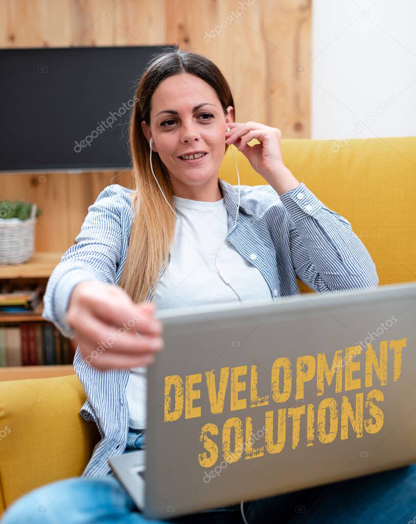 Conceptual caption Development Solutions. Enfoque empresarial Planificación eficiente basada en ...