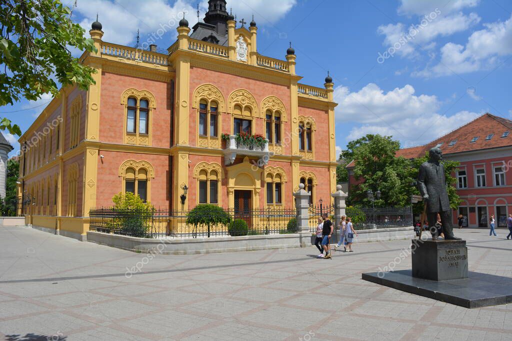 Palacio del Obispo de 1901 y el monumento a Jovan Jovanovic Zmaj en el ...