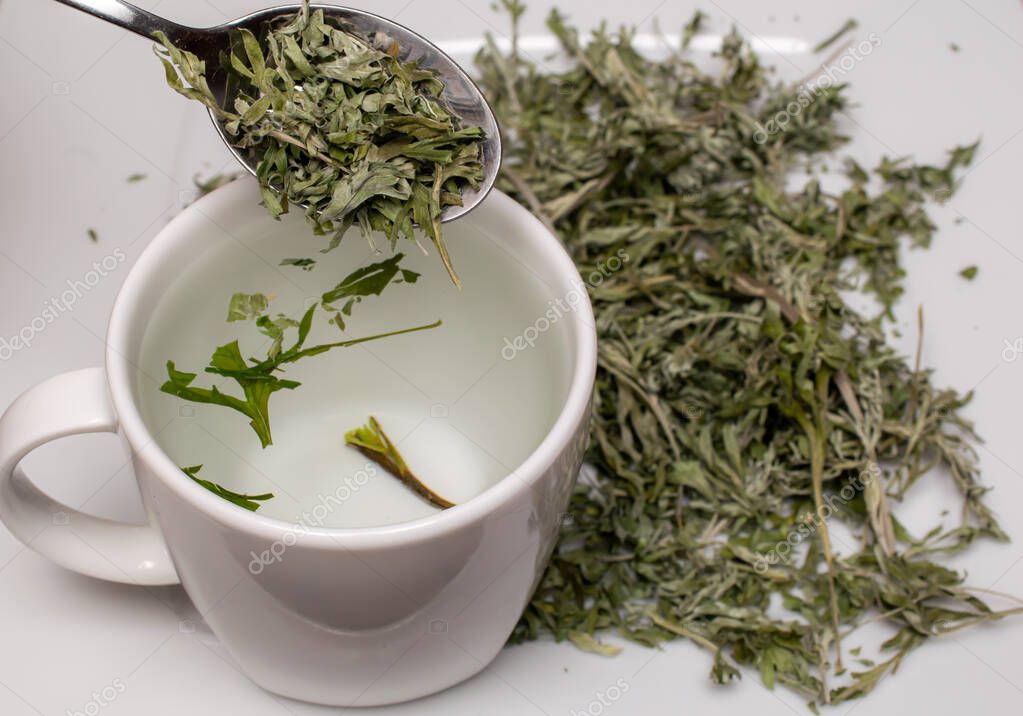 hierba de ajenjo seca para el té medicinal. ajenjo y tuyona 2023