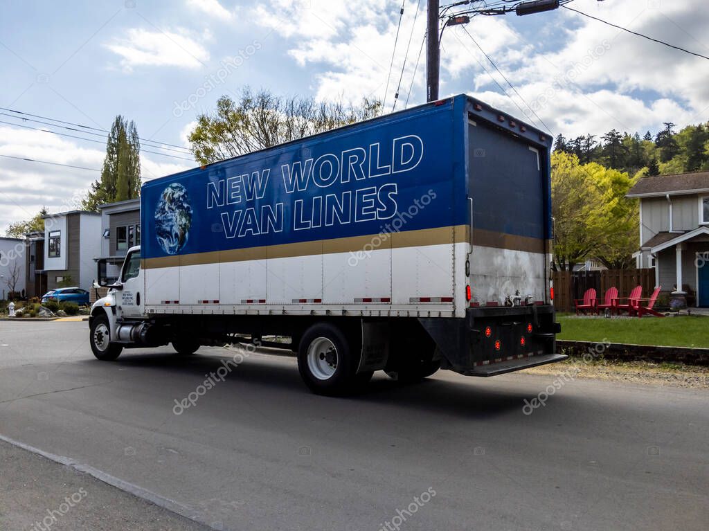 Kirkland, WA USA - circa abril 2021: Vista en ángulo de un camión en movimiento de New World Van ...