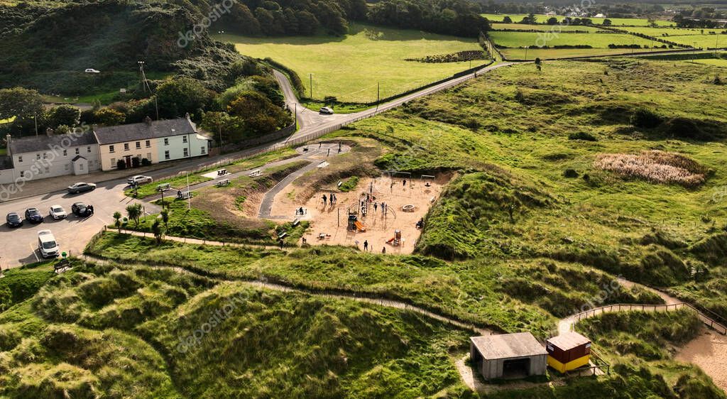 Foto aérea del parque infantil en Culdaff Sandy Beach Strand en la ...
