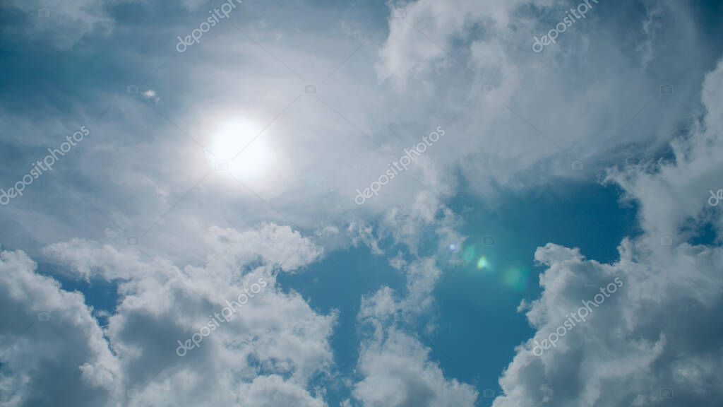 Soles brillantes rayos flotando en un mar profundo de nubes, hermoso ...