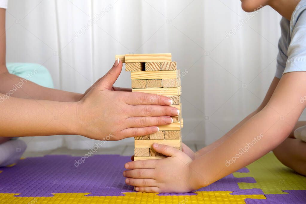 Boy y su madre pusieron la torre de jenga juntos y limpiar sus manos ...