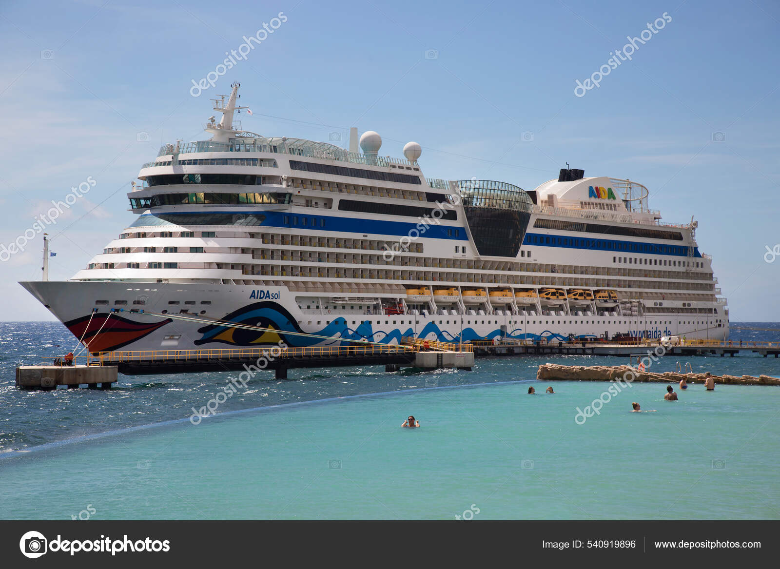 Scenic View Cruise Ship Beautiful Harbor — Stock Editorial Photo ...