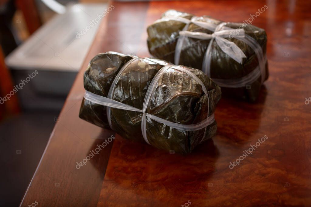 Una vista de dos unidades de gio lua, que es vietnamita un rollo de ...