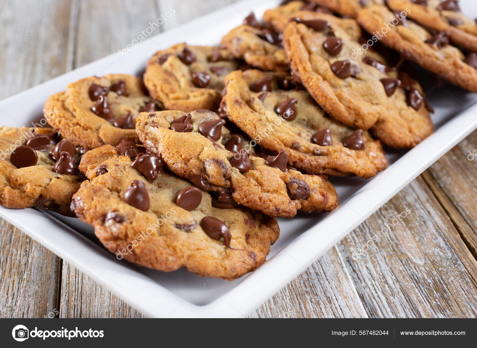 Closeup View Plate Chocolate Chip Cookies — Stock Photo © PBT #567482044