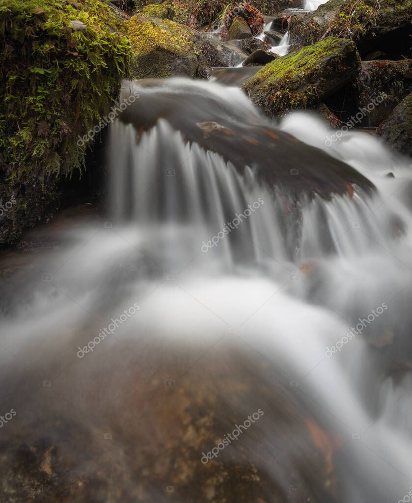 Primer plano de las cascadas de agua en el Moness Burn en The Birks of ...