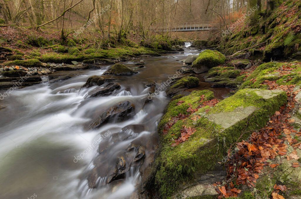 El Moness Burn fluye a través de los Birks de Aberfeldy y es fácilmente ...