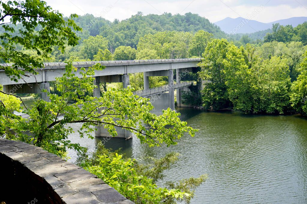 Puente Blue Ridge Parkway sobre el río James desde el Sendero de los ...