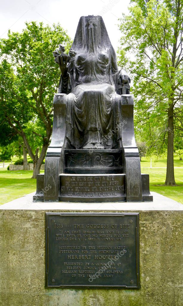 West Branch, Iowa: Herbert Hoover National Historic Site. Estatua "Isis ...