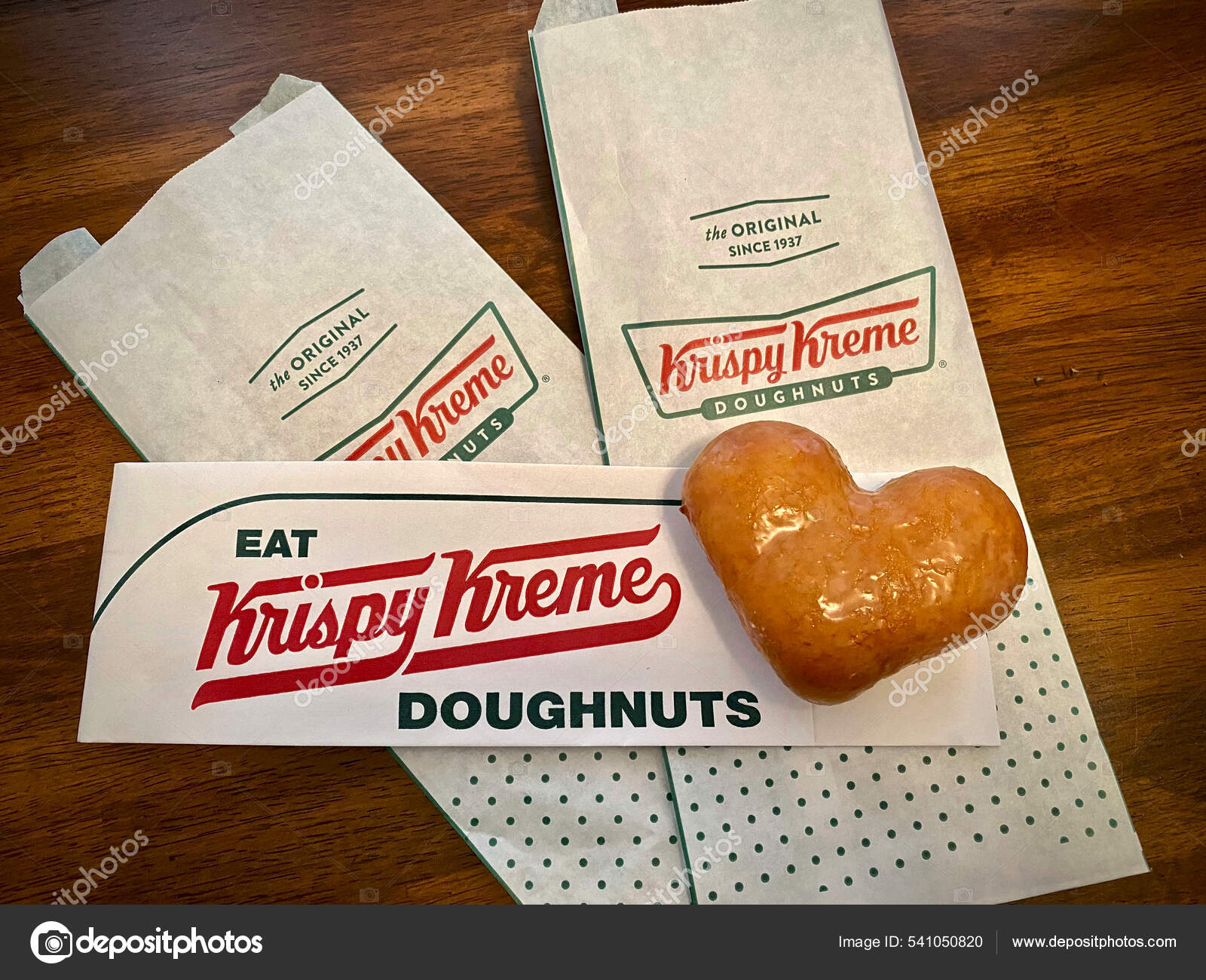 Donut Coração Vitrificado Original Krispy Kreme Com Logotipo Krispy ...