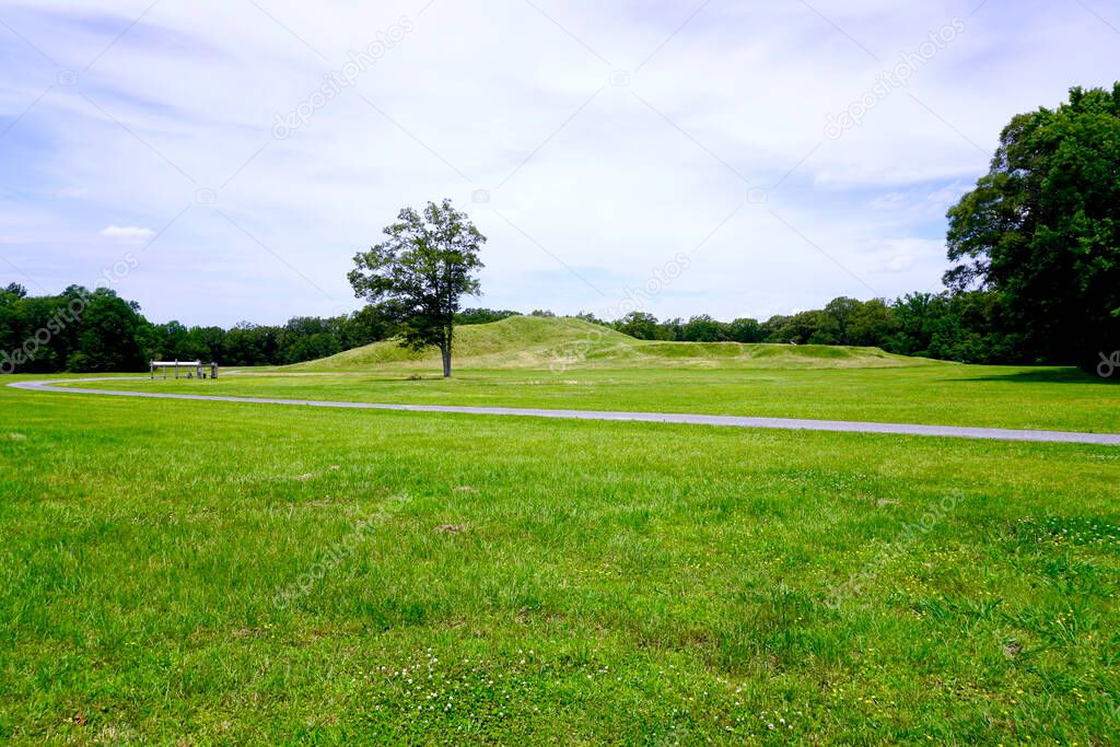 Poverty Point World Heritage Site es un sitio prehistórico monumental ...