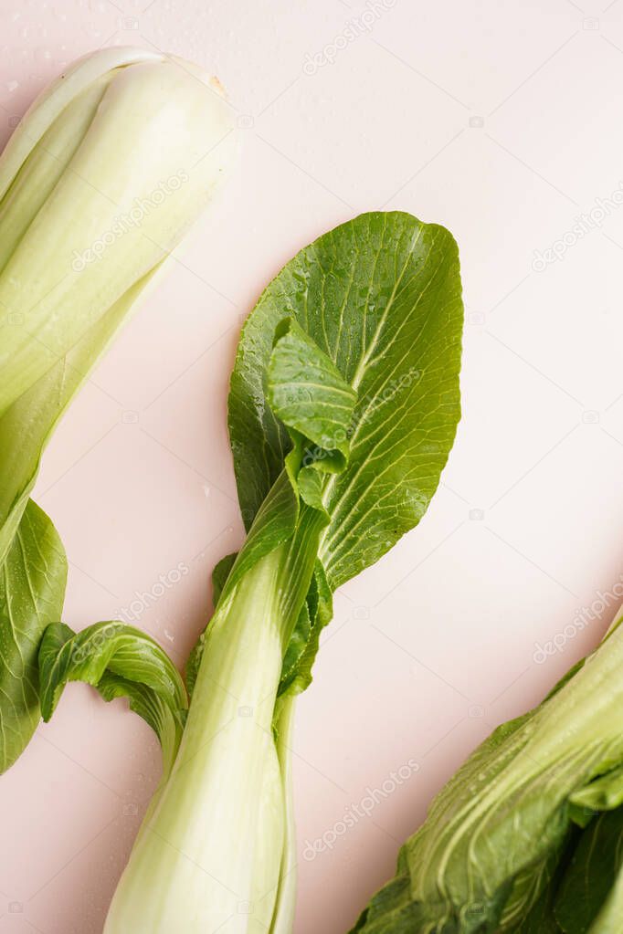 col china pak choi en la superficie de color rosa claro, vista superior ...