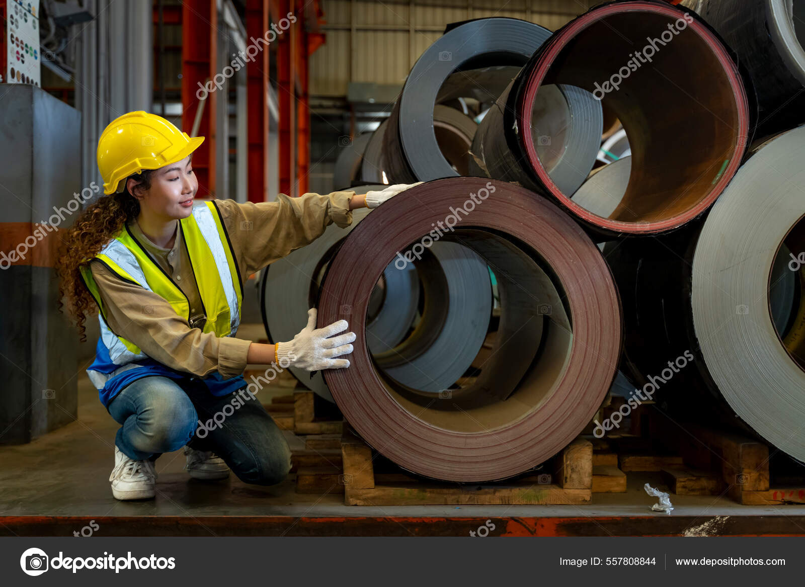 Trabajadora Ingeniería Asiática Está Examinando Rollo Chapa Metal ...