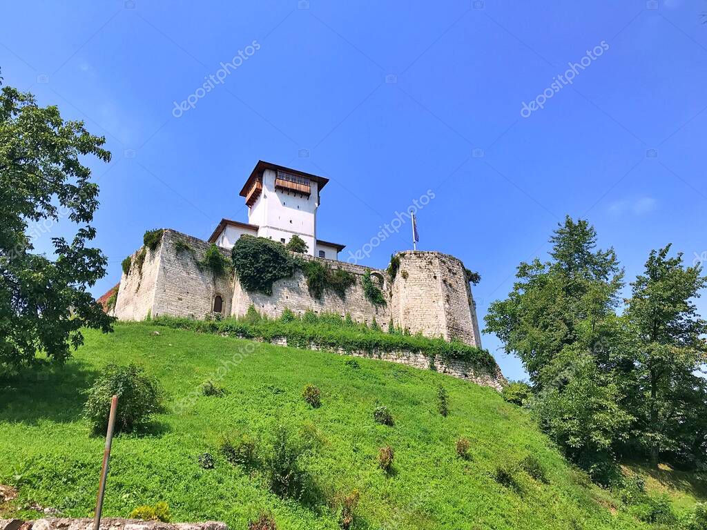 La ciudad alta con la torre del capitán Husein Gradascevic en el ...