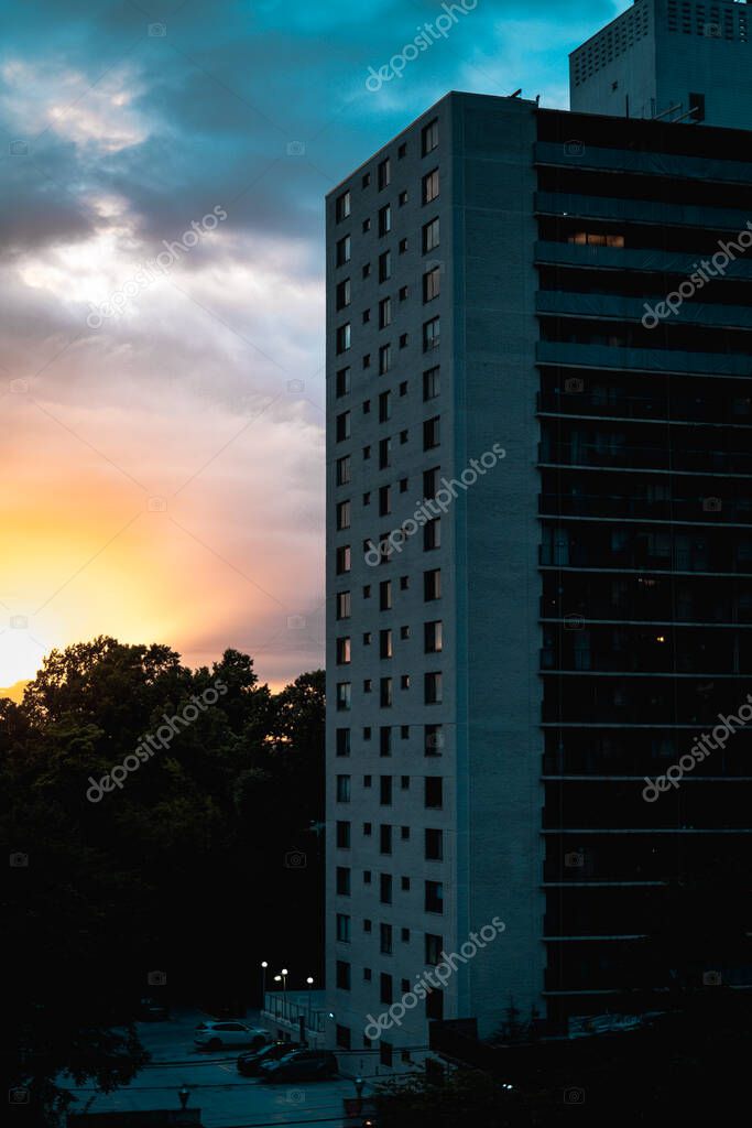 Dramáticos rayos de sol detrás del Edificio Residencial en Hackensack ...
