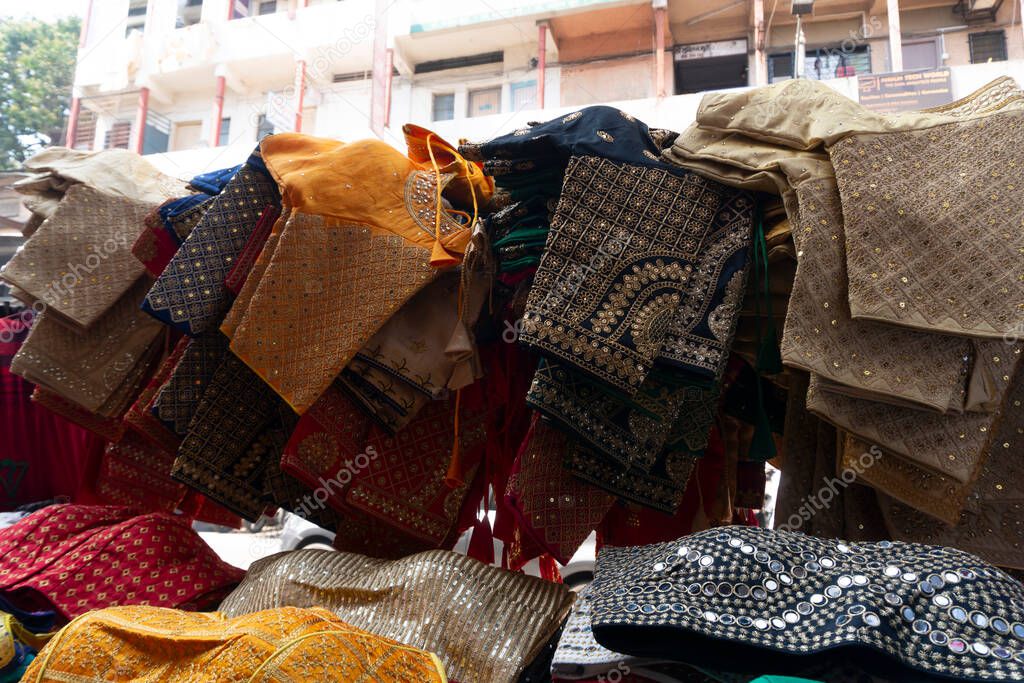 INDIA - 20 DE FEBRERO DE 2022: Ropa masculina y femenina surtida en ...