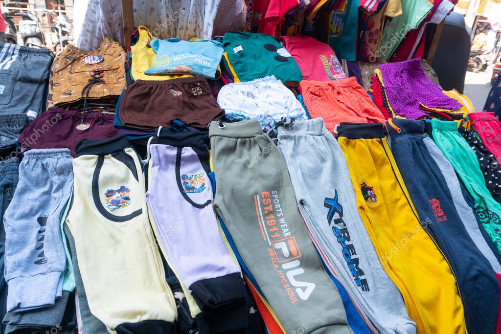 INDIA - 20 DE FEBRERO DE 2022: Ropa masculina y femenina surtida en ...