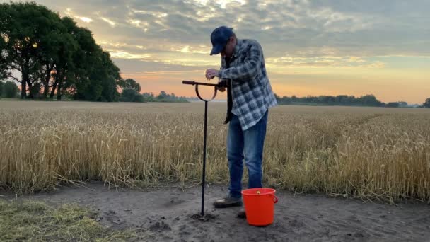 95 vídeos de Pengambilan sampel tanah, metraje de Pengambilan sampel ...