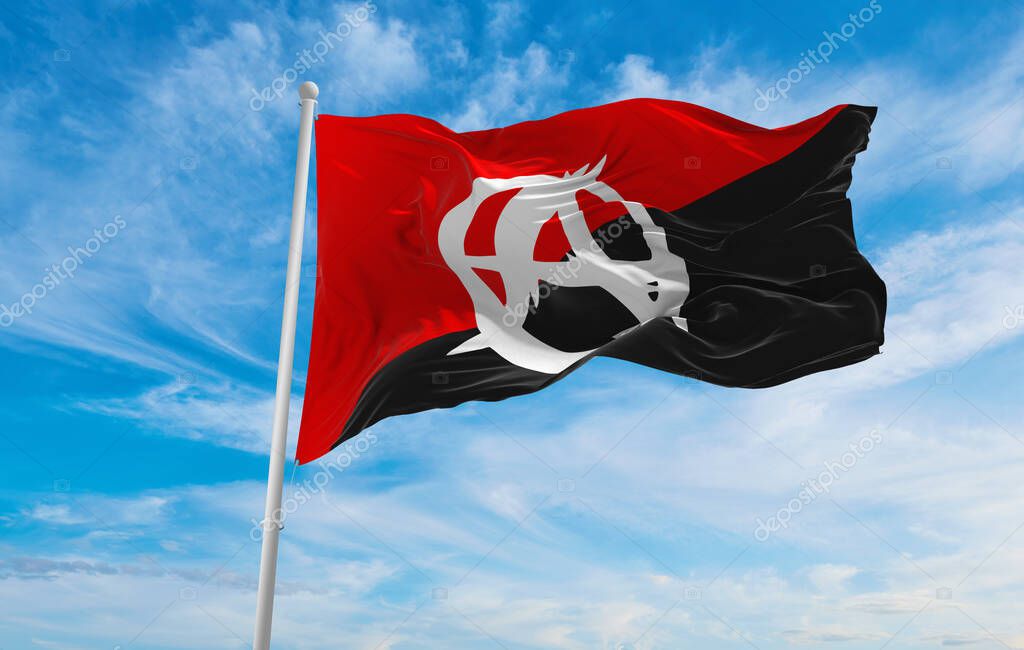 bandera de anarquista con un símbolo en el fondo nublado del cielo en ...