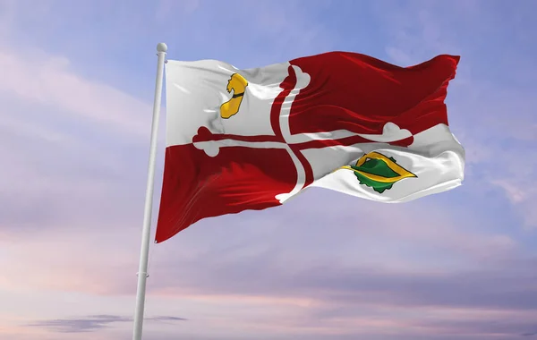 bandera del condado Howard, Maryland, EE.UU. en el fondo cielo nublado ...