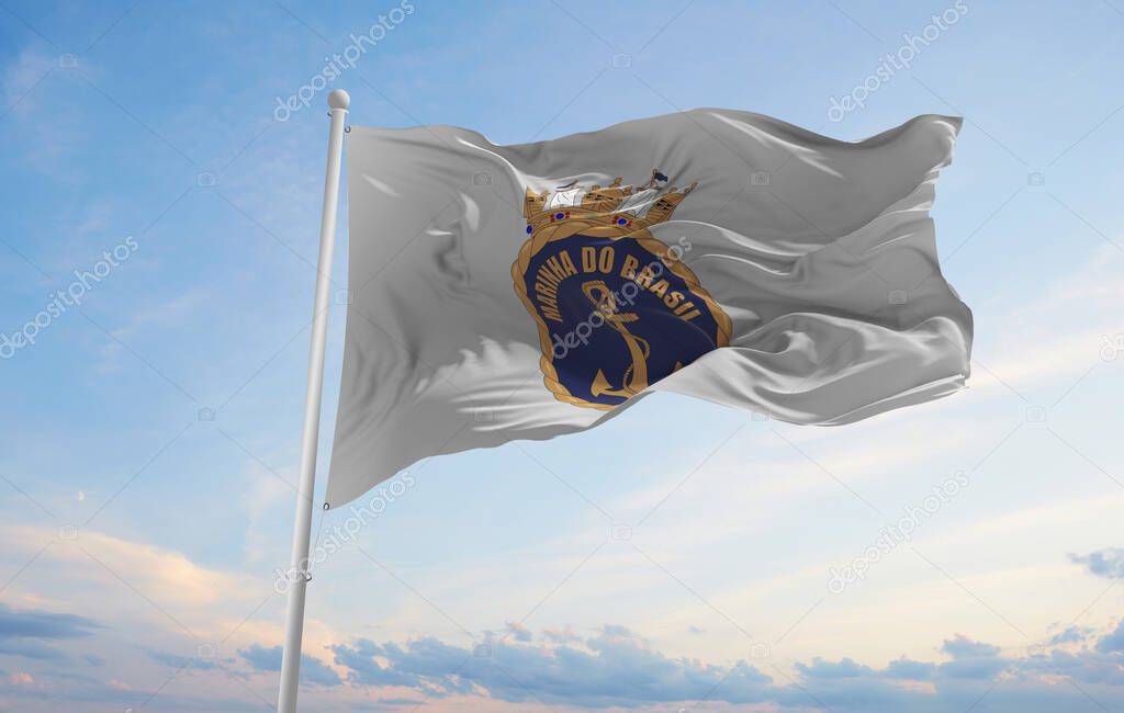 bandera de la Marina de Brasil, Brasil en el fondo cielo nublado en la ...