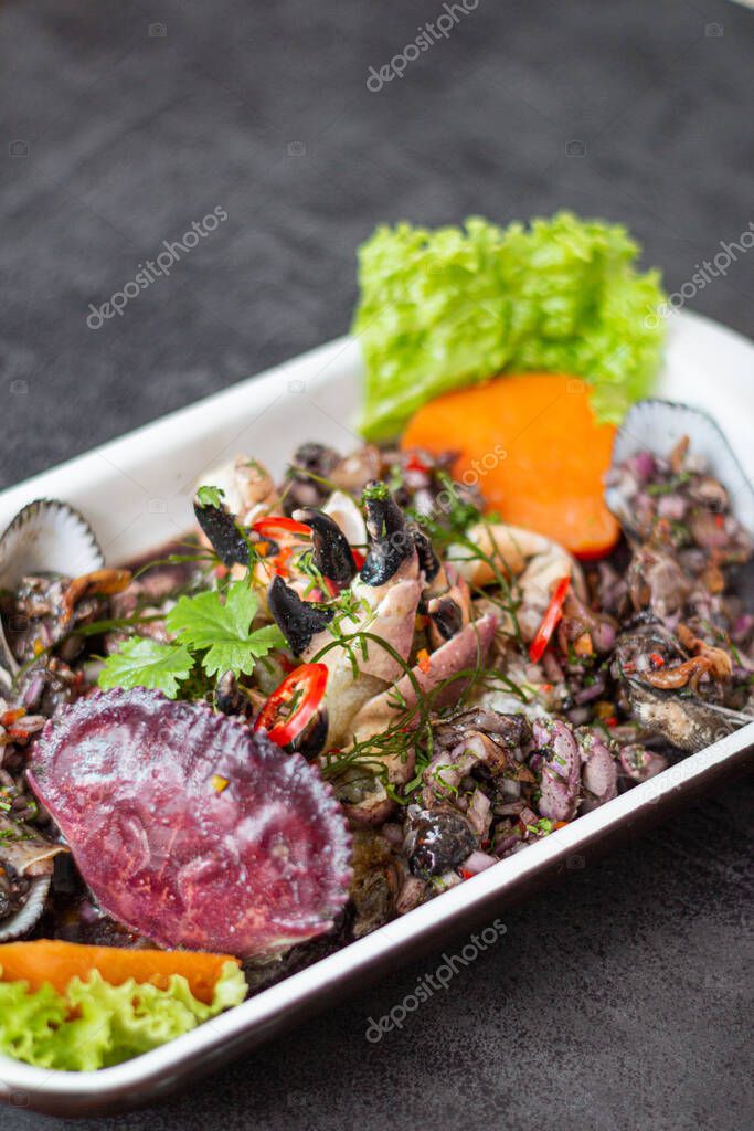 Ceviche de concha negra, acompañado de sarsa de cebolla y cangrejo con ...