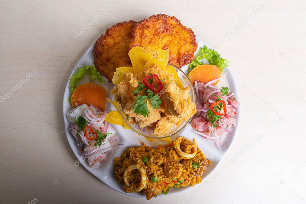 Combinación perfecta de ceviche peruano, con tortas de maíz y arroz de ...