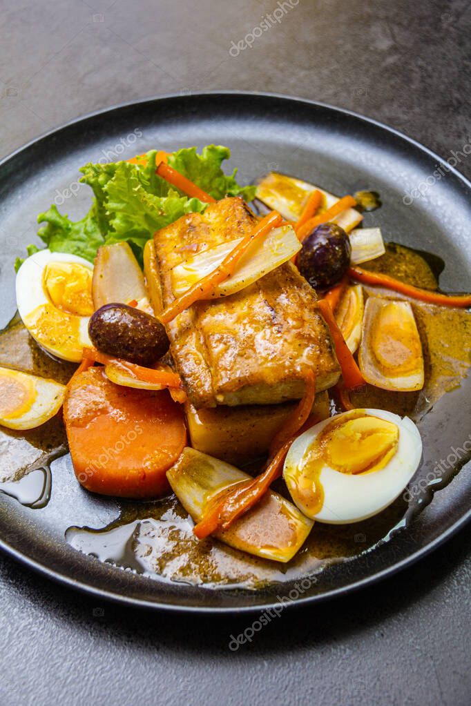 Causa + pescado frito + huevo cocido acompañado de sarsa guisada 2023