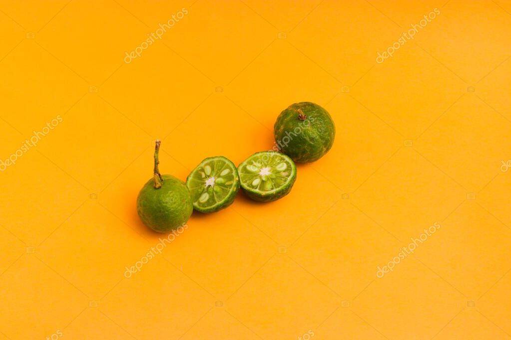 Lim n fresco o Limau (Citrus amblycarpa) aislado sobre fondo naranja ...