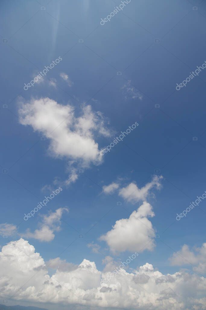 Nubes Stratocumulus con un fondo de cielo azul claro en el mediodía ...