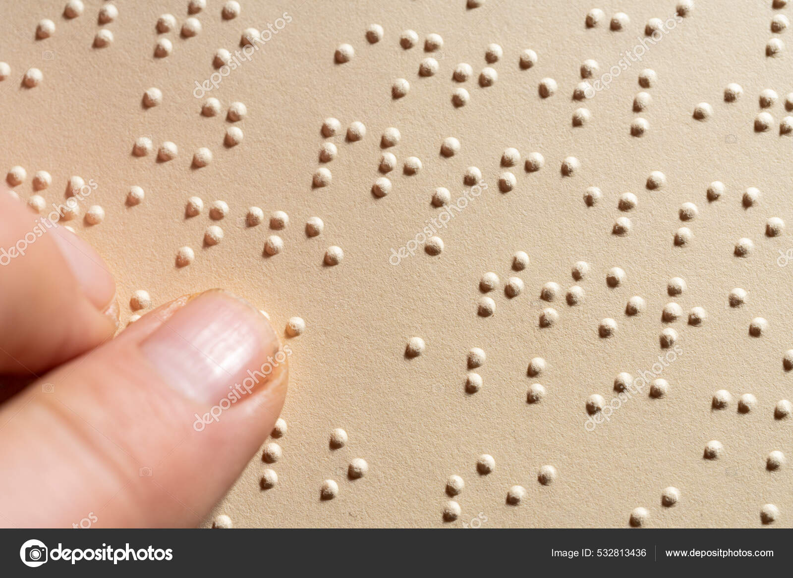 Dedo Siguiendo Lectura Una Página Escrita Alfabeto Braille Sistema ...