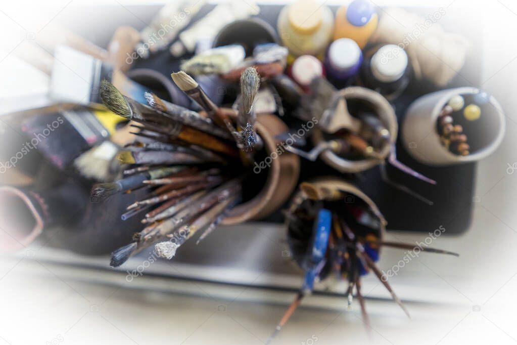 Materiales de arte como tubos de pinturas al óleo 2023