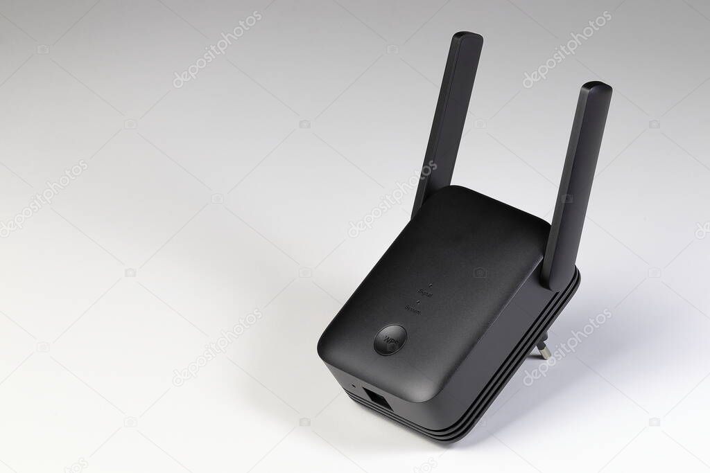 Router inalámbrico moderno, router de red, repetidor WiFi, amplificador ...