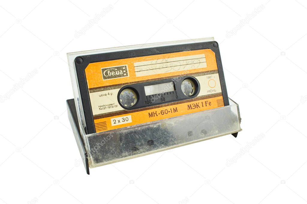 Audio cassette compacto. Cassette de audio sobre fondo blanco, vista ...