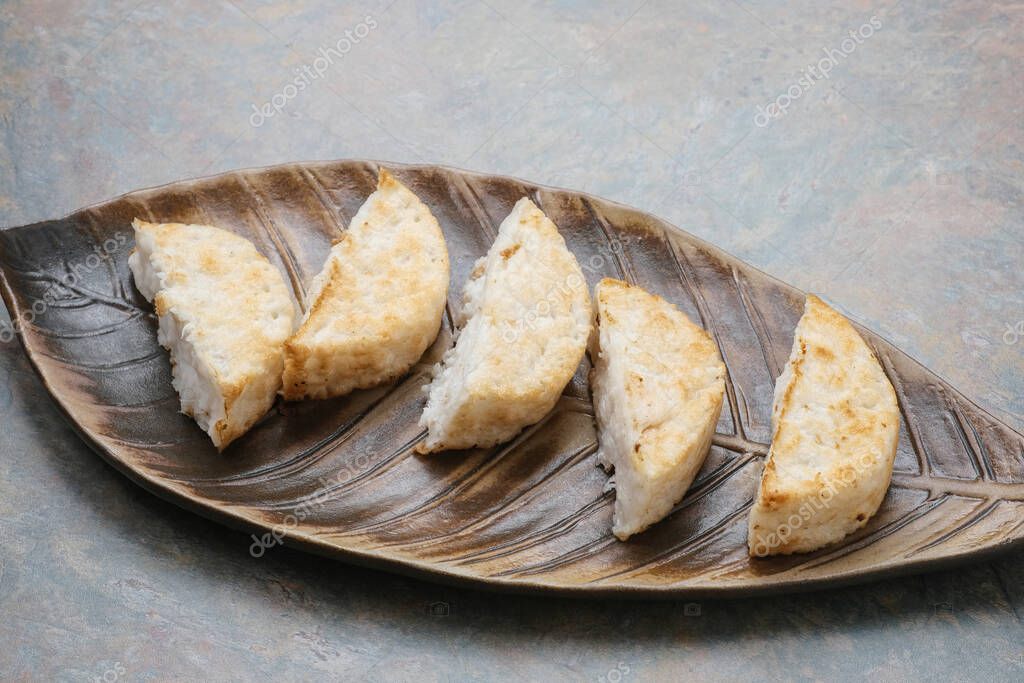 Kue Pancong, Gandos o Bandros es un snack tradicional indonesio hecho ...