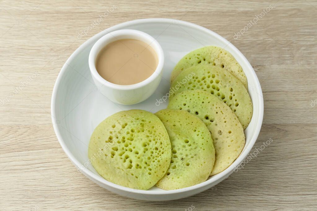 Serabi o Surabi, panqueque indonesio hecho de harina, harina de arroz y ...