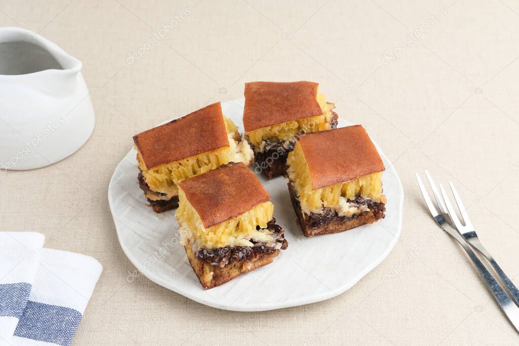 Hok Lo Pan o Martabak Manis o Kue Terang Bulan con varios rellenos es ...