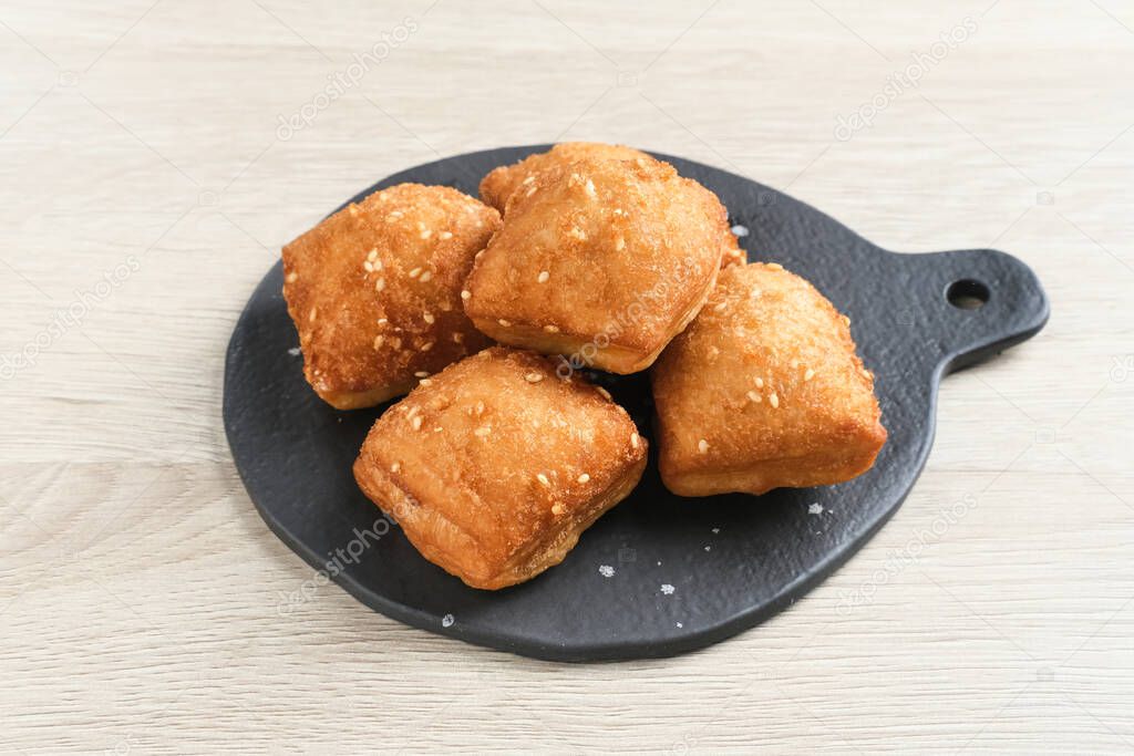 Bolang empacado, Odading, pan frito en cubos o bloques, con una piel ...