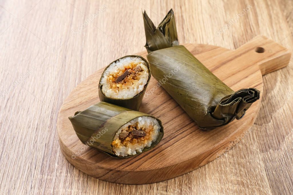 Arem-arem, un alimento tradicional indonesio hecho de arroz lleno de ...