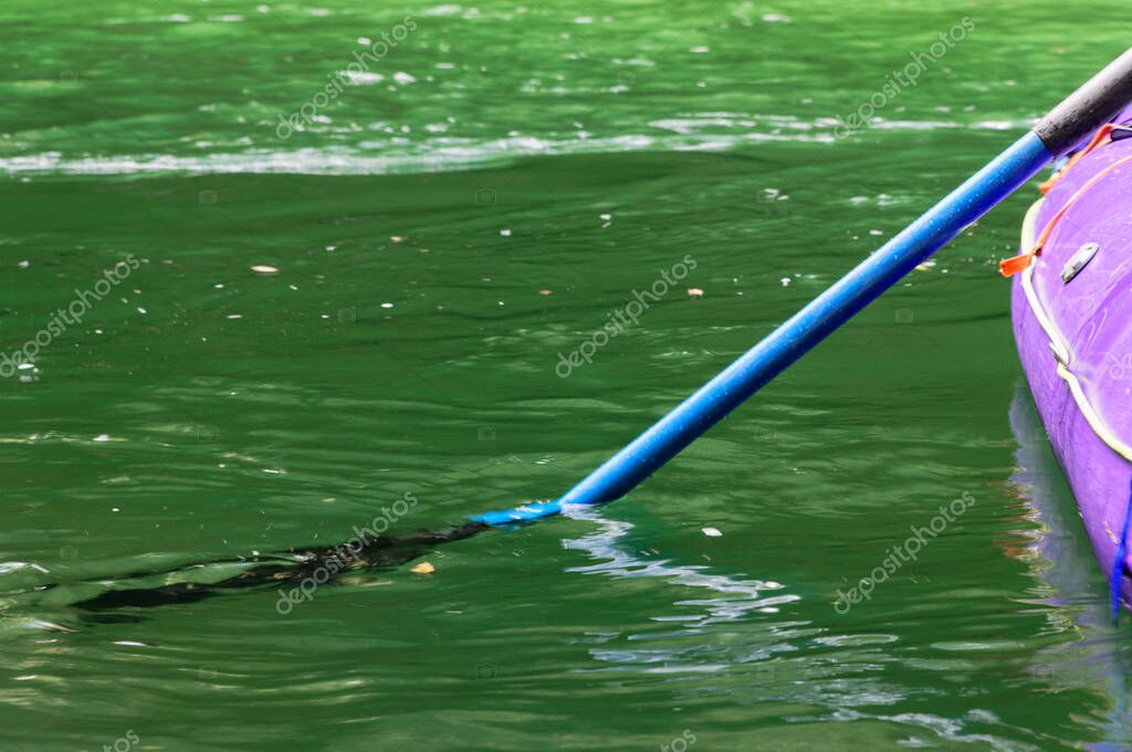 Un remo o paleta está en el agua, se utiliza para propulsar y dirigir ...