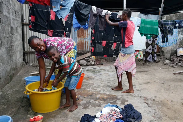 African kids washing Stock Photos, Royalty Free African kids washing ...