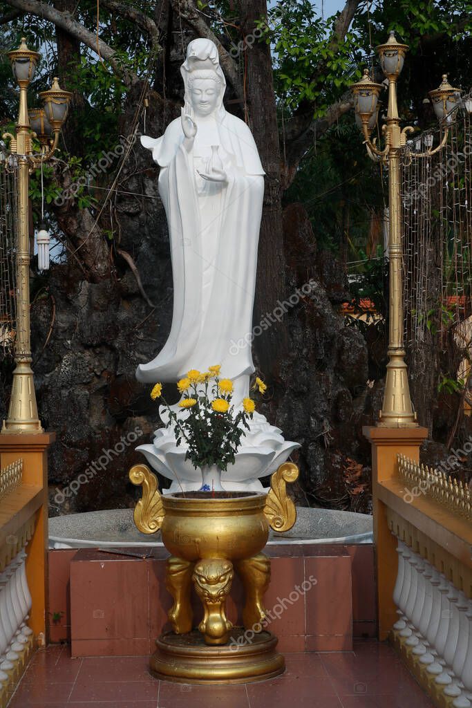 Quan Am bodisatva de la compasión o diosa de la Misericordia. Estatua ...