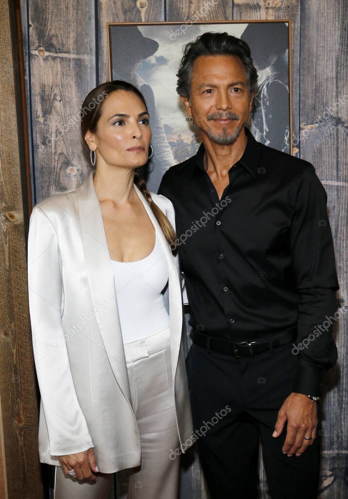 Benjamin Bratt y Talisa Soto en el estreno en Los ngeles de 'Dead For A ...