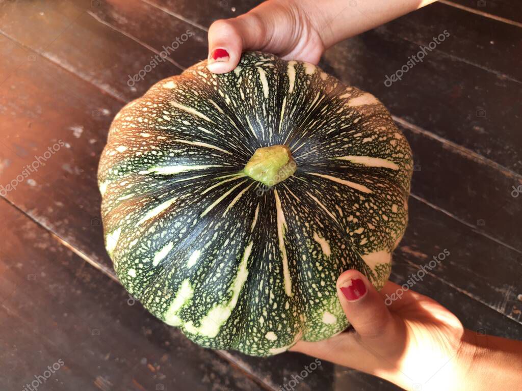 Calabaza verde aislada en el fondo trasero. es una verdura más popular ...